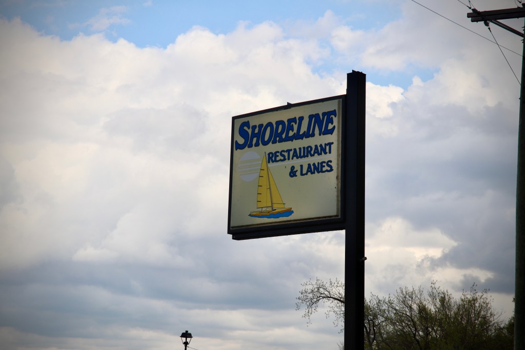 Shoreline Restaurant, Bar & Bowl